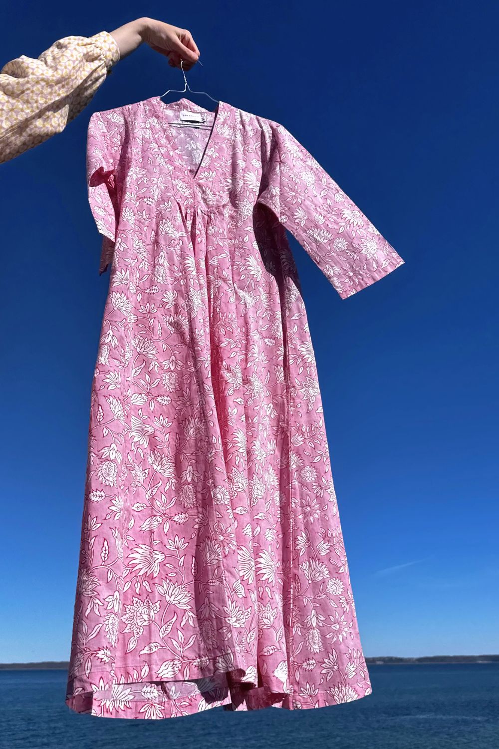 Pink kjole med blomsterprint fra Zen Ethic - McVERDI